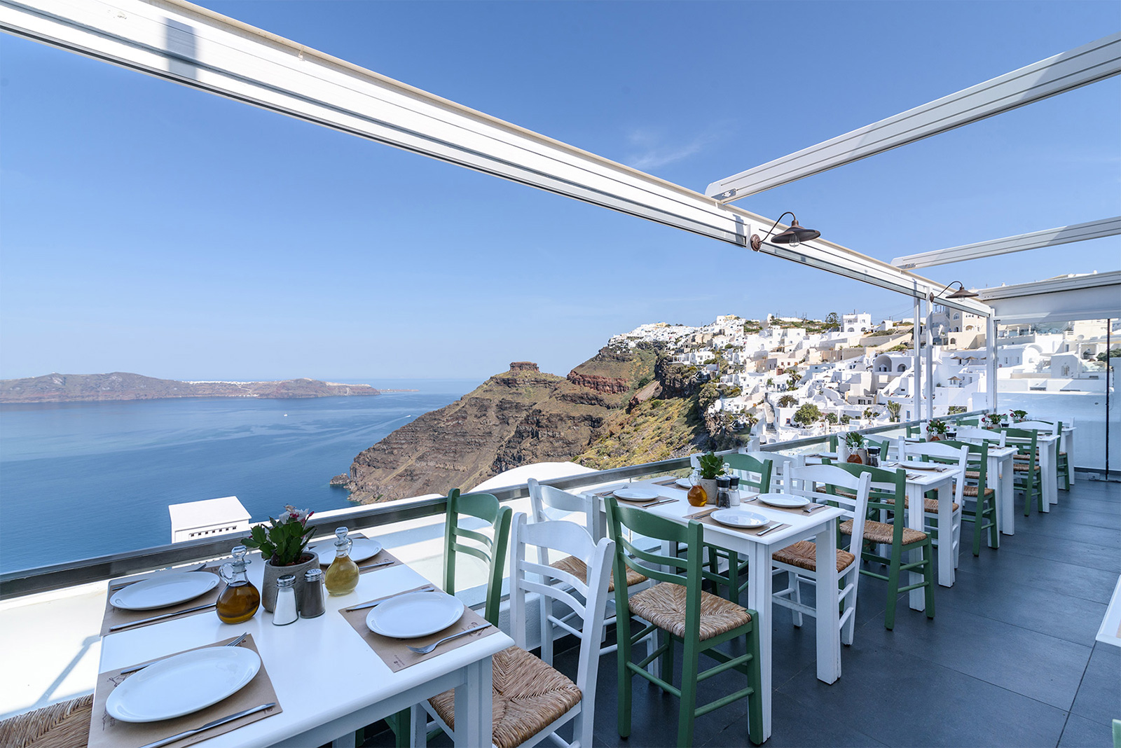 Traditional restaurant - cafe. Σαντορίνη, Ελλαδα. - ΜΑΥΡΟΣ κατάστημα